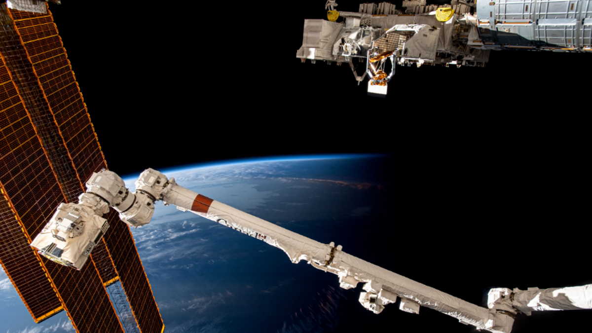 Roscosmos: ISS performs evasive maneuver to avoid collision with space ...