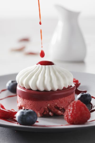 RED BERRY PAVLOVA | Valrhona Asia