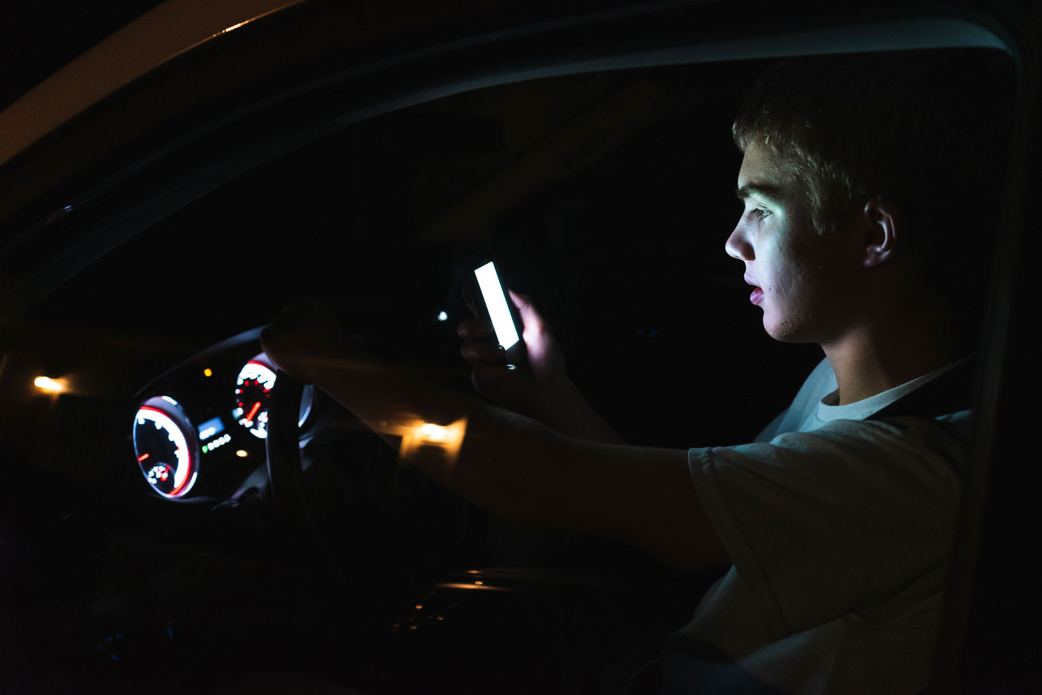 Distracted Driving Crash Stats - Texting & Driving - ValuePenguin