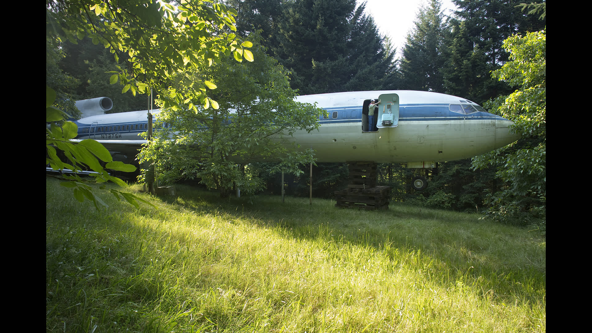 Airplane Home: a Retired Boeing 727 Becomes a House - Airplane Home: a ...