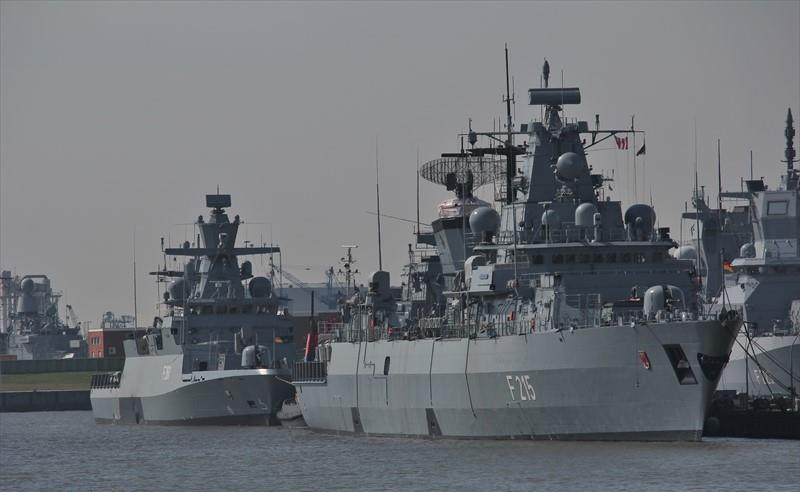 NATO WARSHIP F215 - Vesseljoin