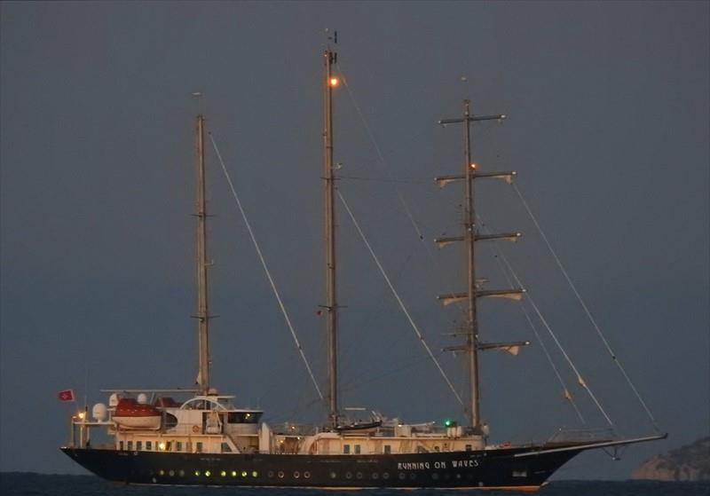 RUNNING ON WAVES - Vesseljoin