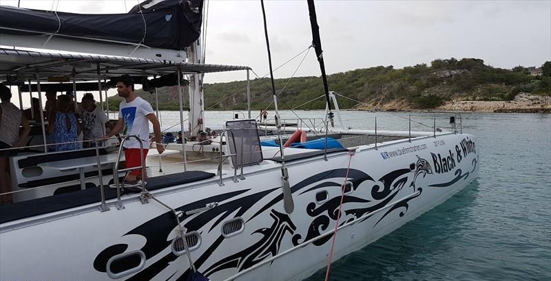 BLACK WHITE - Vesseljoin