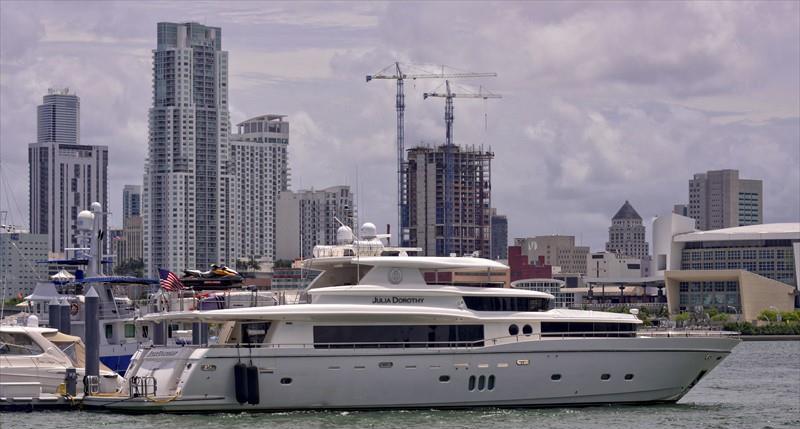 JULIA DOROTHY - Vesseljoin