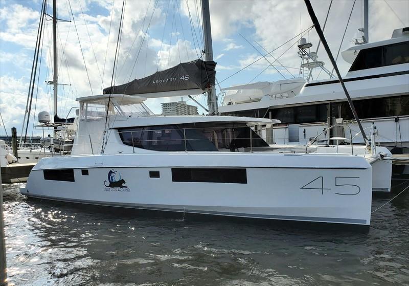 JUST LION AROUND - Vesseljoin