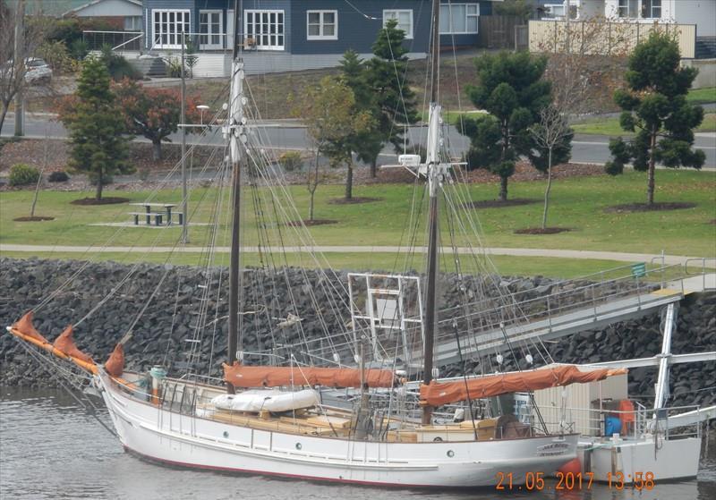 JULIE BURGESS - Vesseljoin