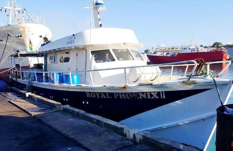 ROYAL PHOENIX II - Vesseljoin