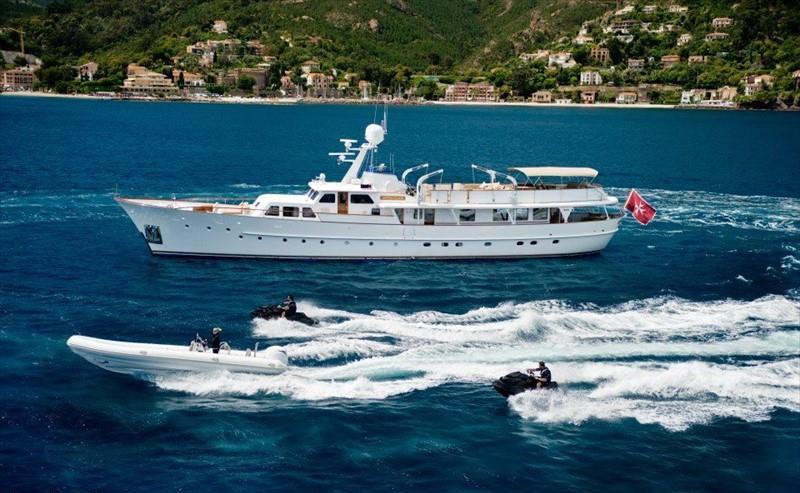 TENDER TO BEIJA FLOR - Vesseljoin