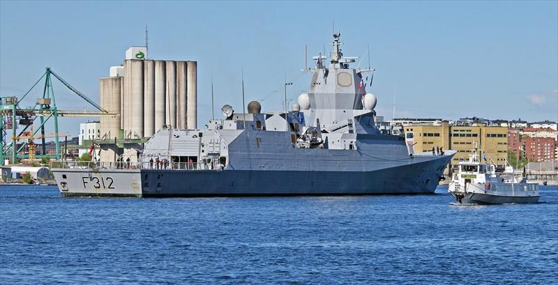 NATO WARSHIP F930 - Vesseljoin