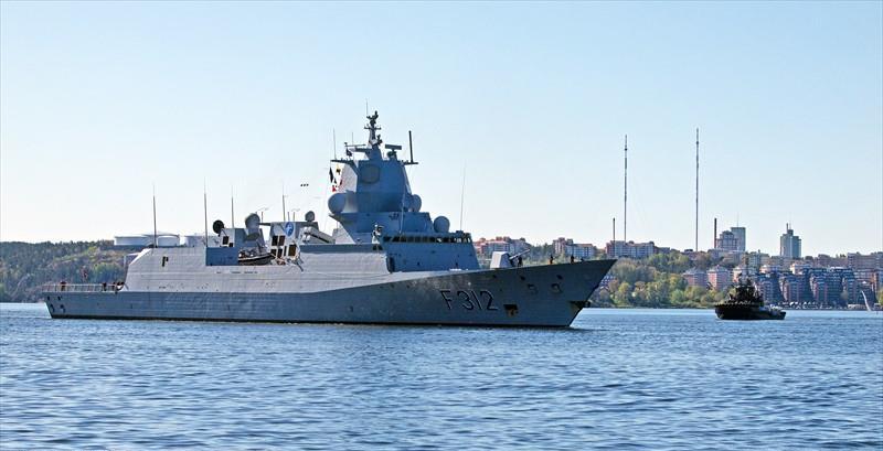 NATO WARSHIP F930 - Vesseljoin