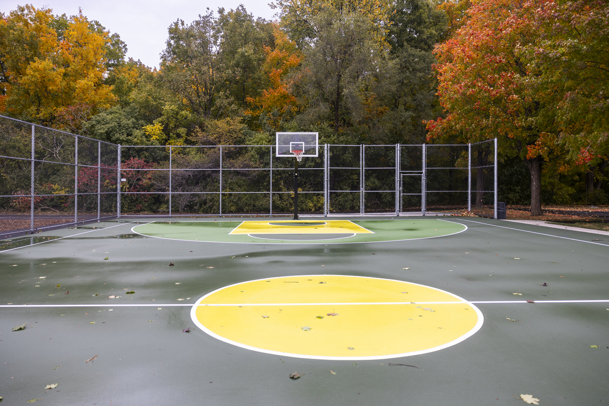 Terrain nouvellement aménagé pour les joueurs de basketball | Ville de ...