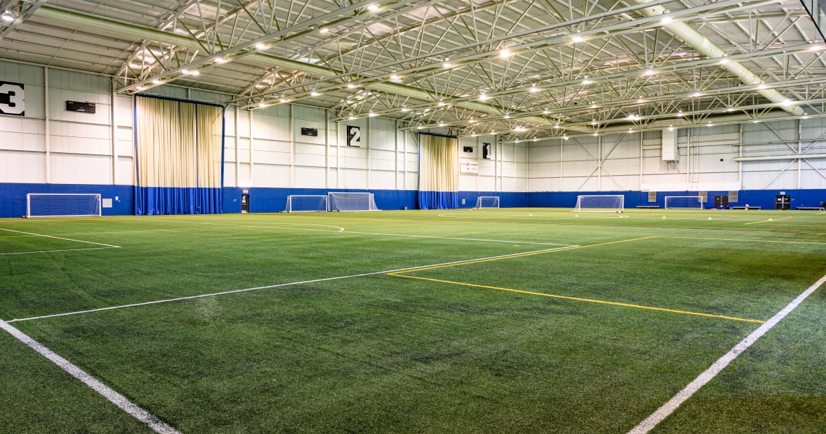 Terrain de soccer intérieur du complexe sportif St-Jean-Vianney | Ville ...