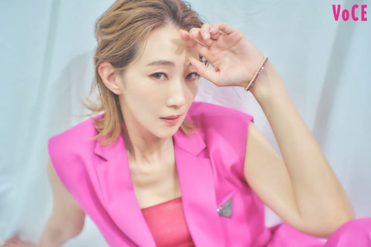 紅ゆずる】“宝塚の男役”から女優へ。写真集『悪い女』で大胆なドレス姿を披露! 【voce限定先出しカットも!】【元タカラジェンヌ特集!】』の