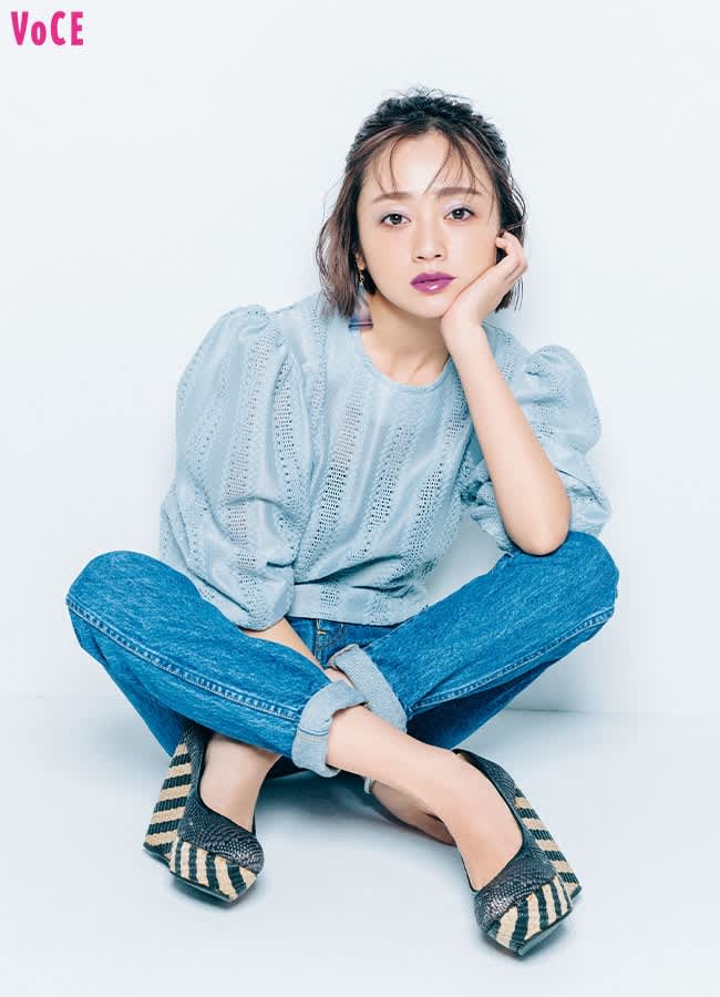 【安達祐実】デニム×セルヴォークの青みシャドウでカジュアルな顔に!【ビューティニュース】|美容メディアvoce(ヴォーチェ)