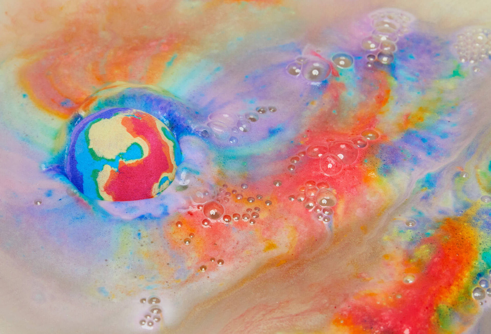 Diversity, Equity en Inclusion: Lush hernoemt drie bath bombs - We Are ...