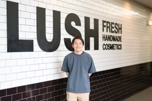 社員インタビュー「ラッシュで働く理由」プロダクションディベロップサポート YUSUKE - We Are Lush — Japan
