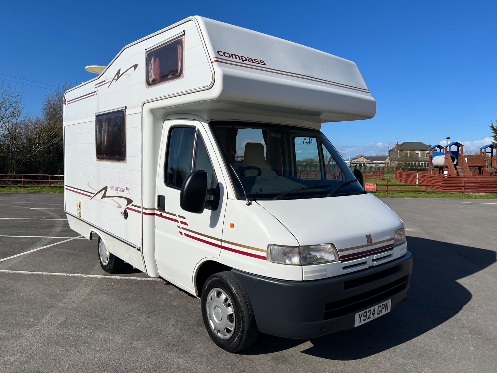 2001 Compass Avantgarde 100 White