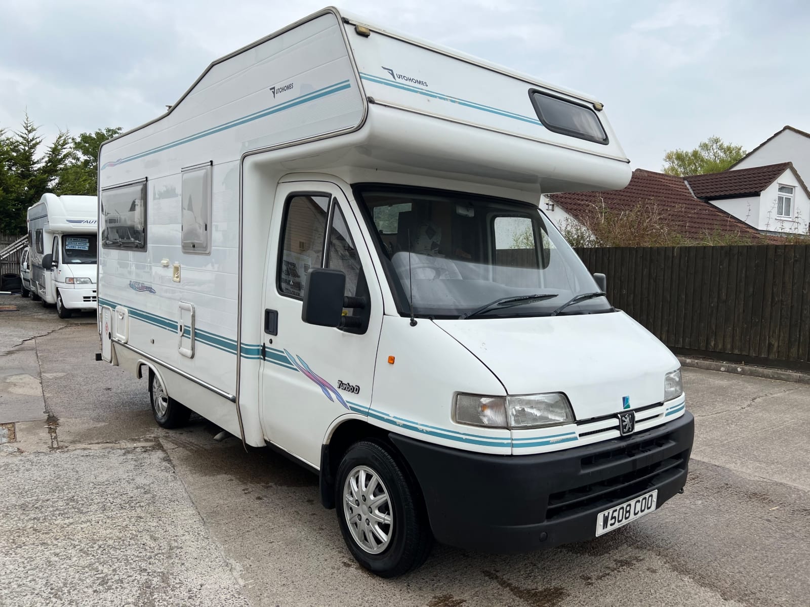 2000 Autohome Wayfinder White