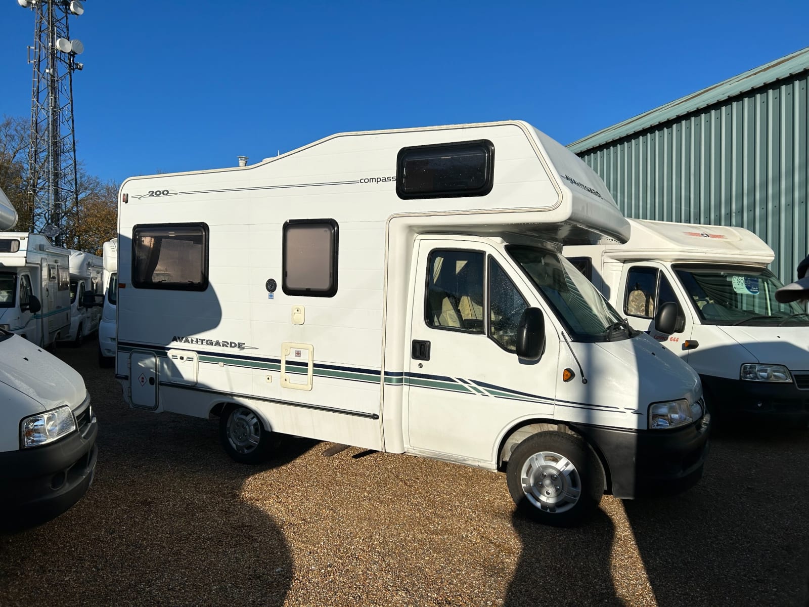 2004 Compass Avantgarde 200 White