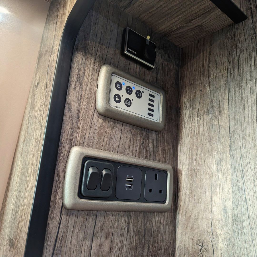 FORD TRANSIT CUSTOM ACTIVE (DIFFUSED SILVER)