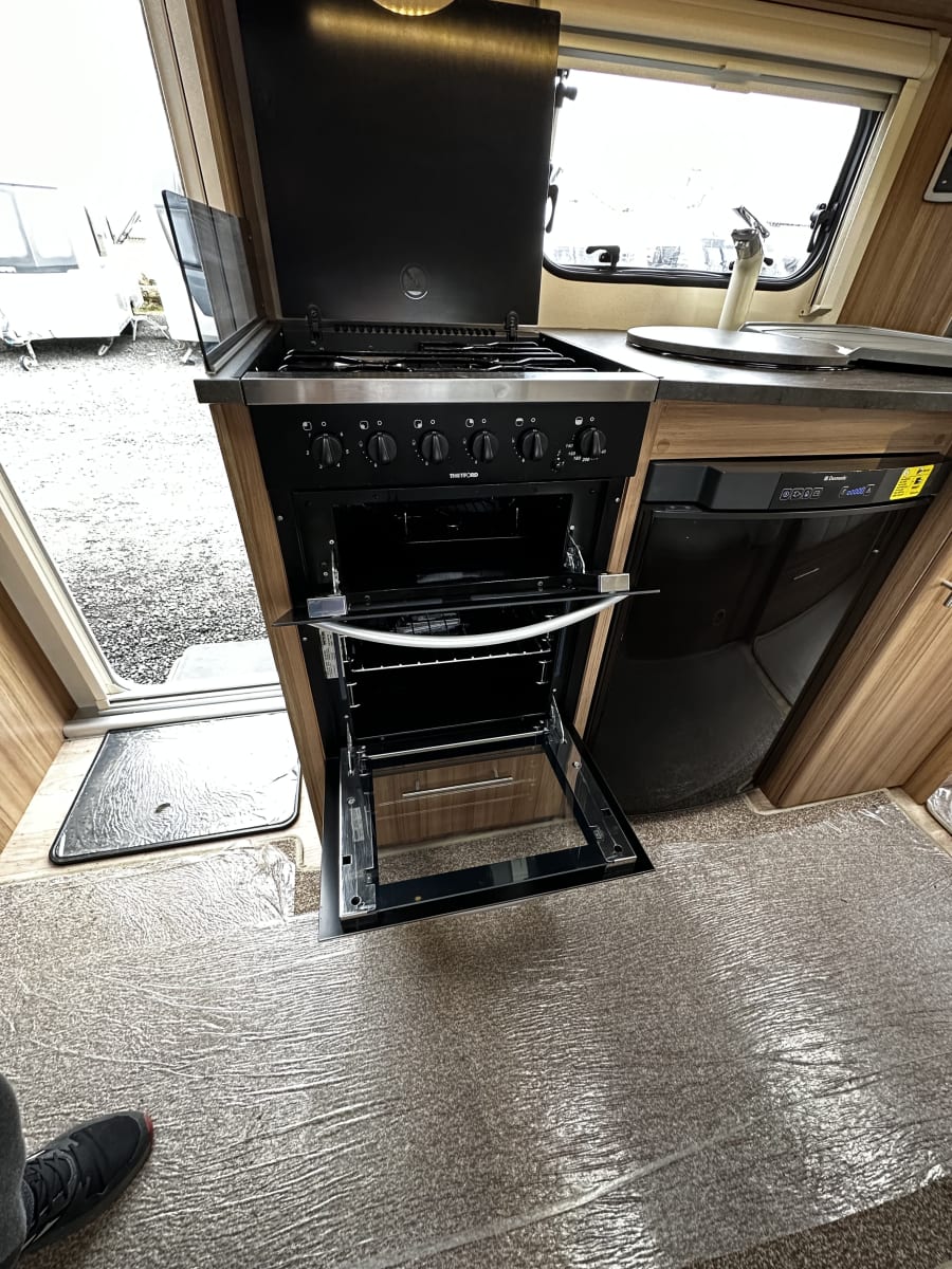 Lunar Quasar 586 2015 Single Axle 6 Berth Caravan Awning