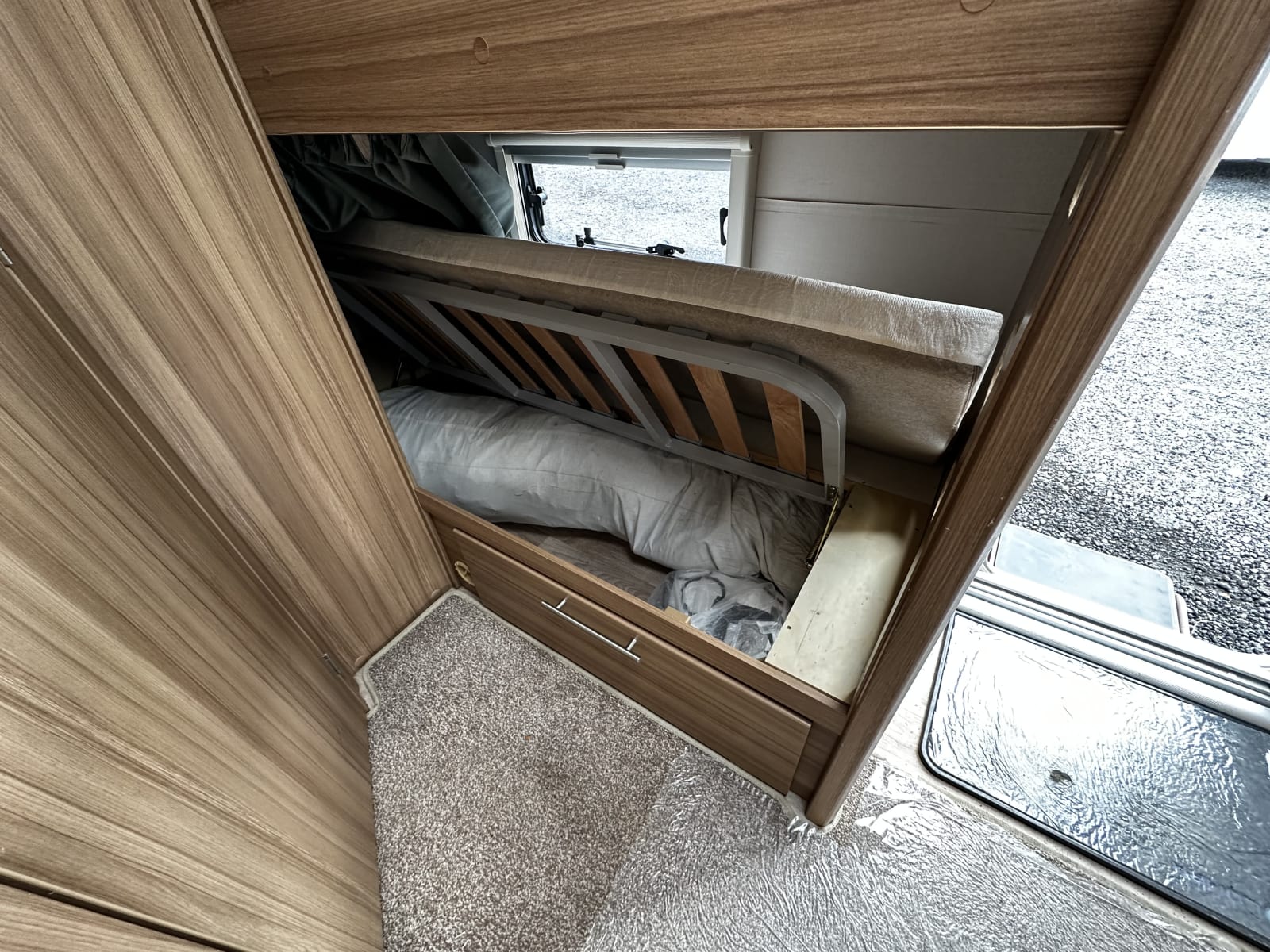 Lunar Quasar 586 2015 Single Axle 6 Berth Caravan Awning