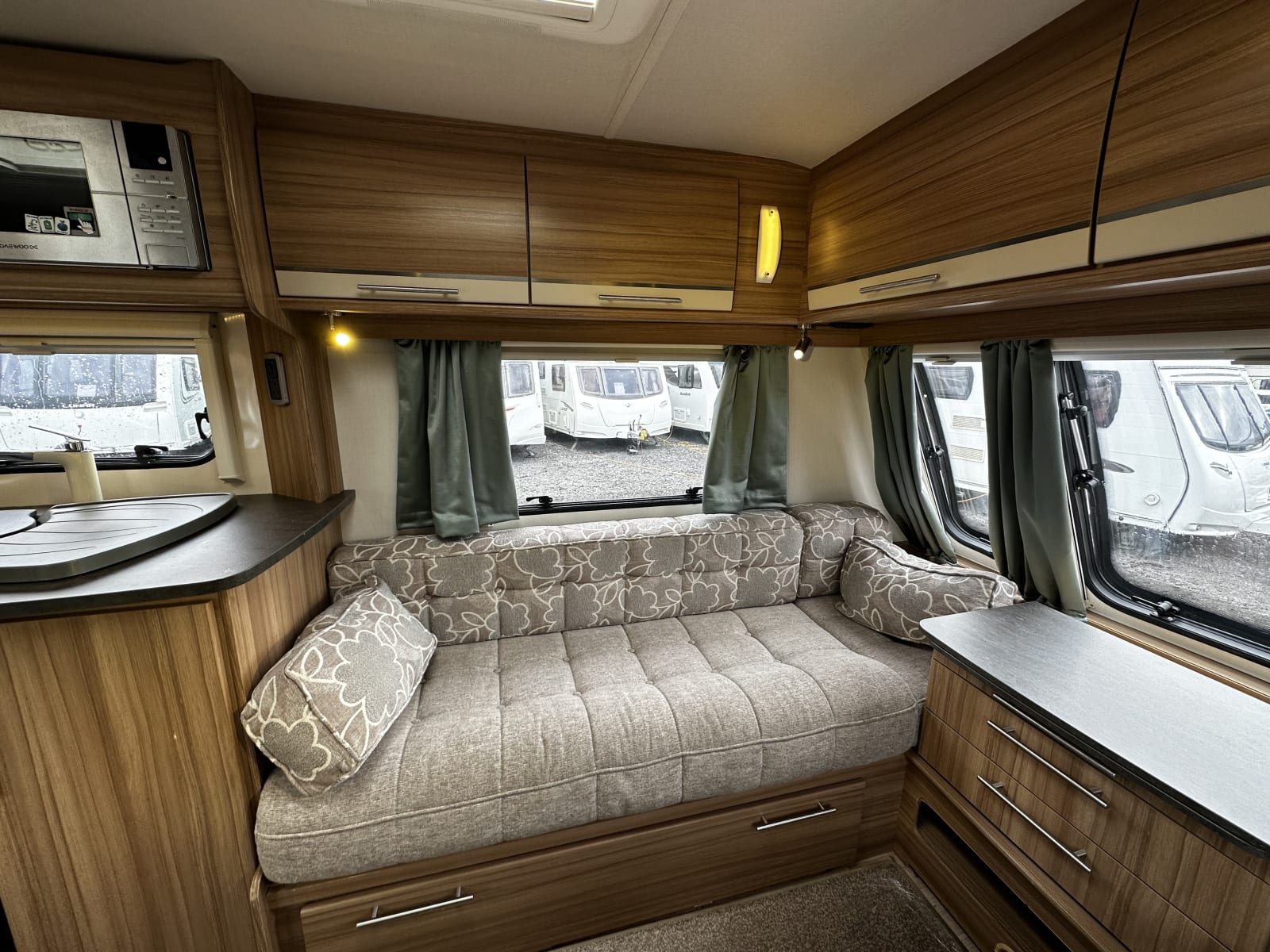 Lunar Quasar 586 2015 Single Axle 6 Berth Caravan Awning