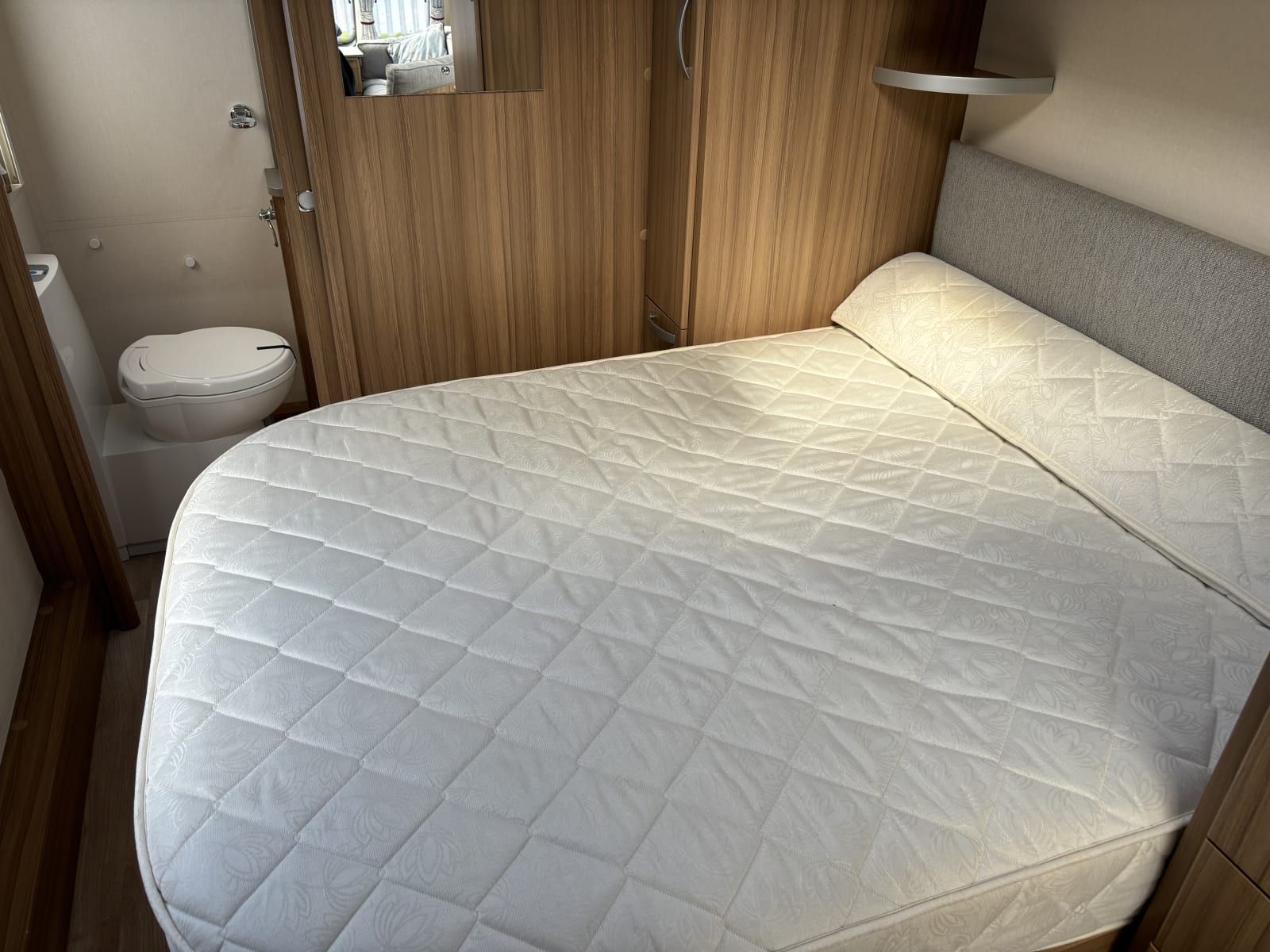 2019 Lunar Quasar 574 - Single Axle Island Bed