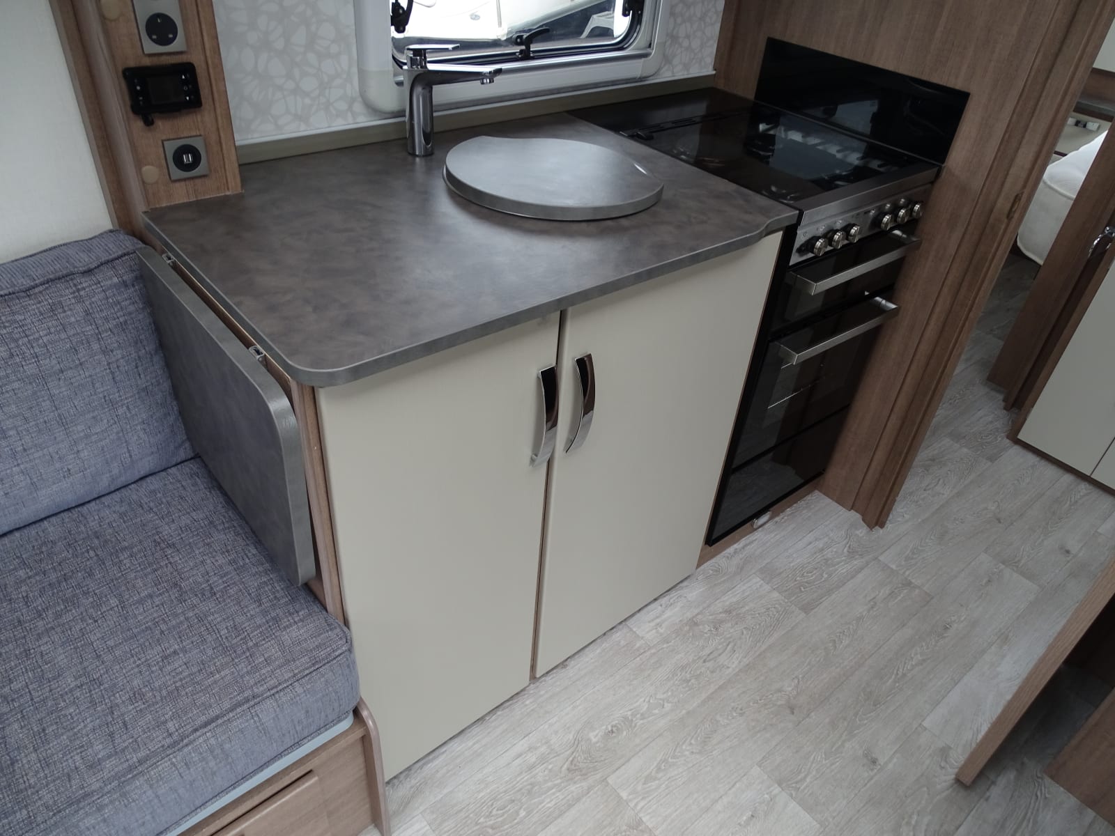 Lunar Alaria Tr 2019 4 Berth Twin Axle Touring Caravan Wi...