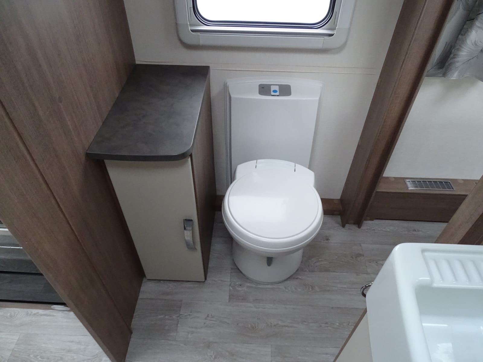 Lunar Alaria Tr 2019 4 Berth Twin Axle Touring Caravan Wi...