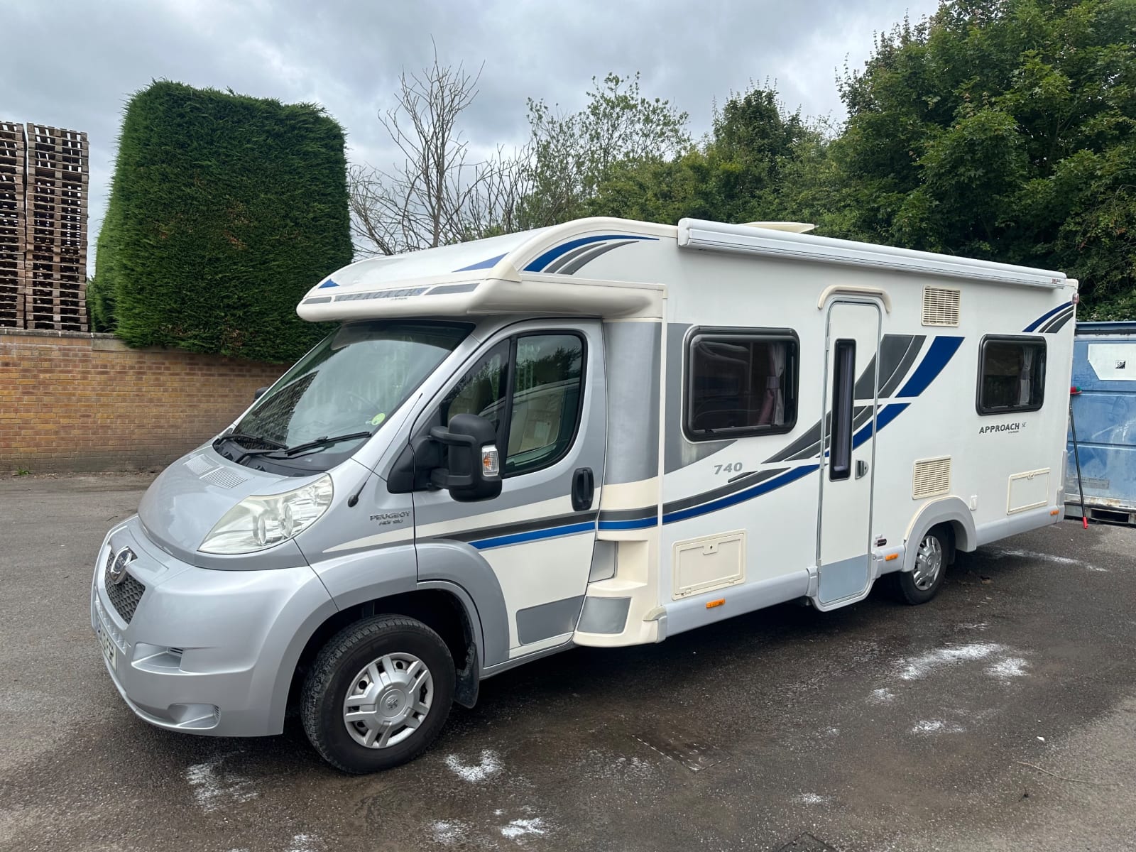 2013 Bailey Approach 740 Silver/cream