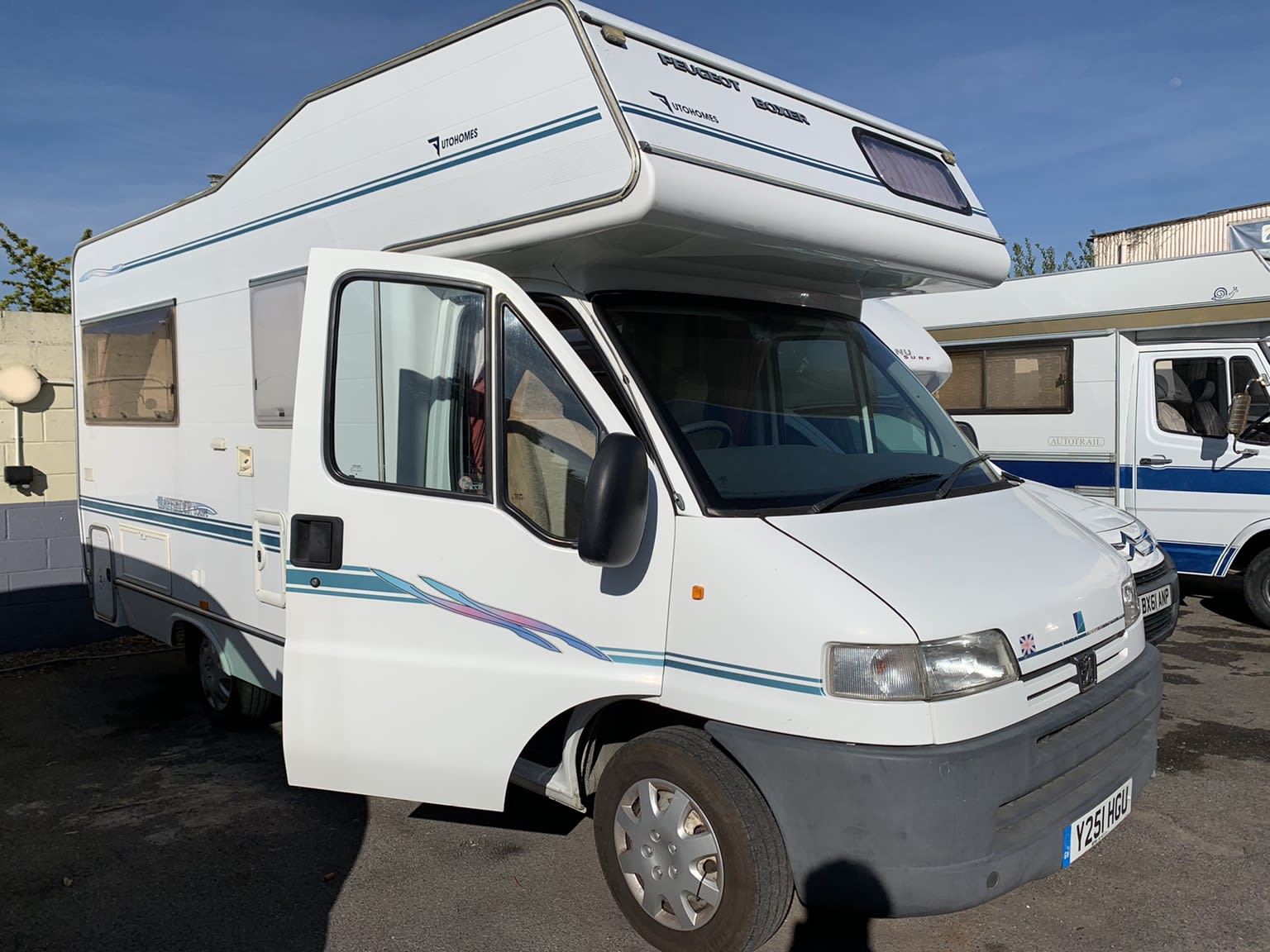 2001 Autohome Wayfinder White