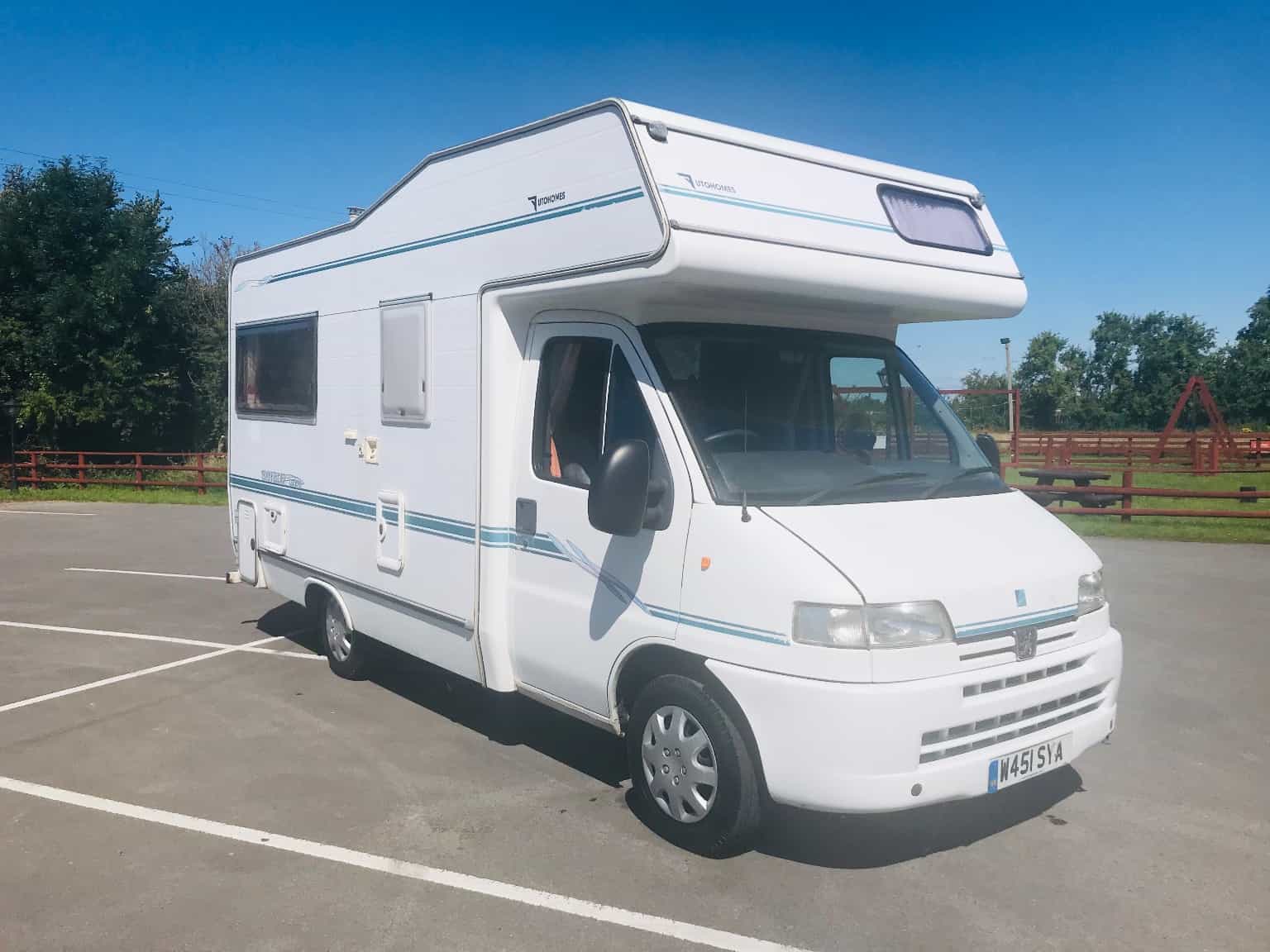 2000 Autohome Wayfinder White