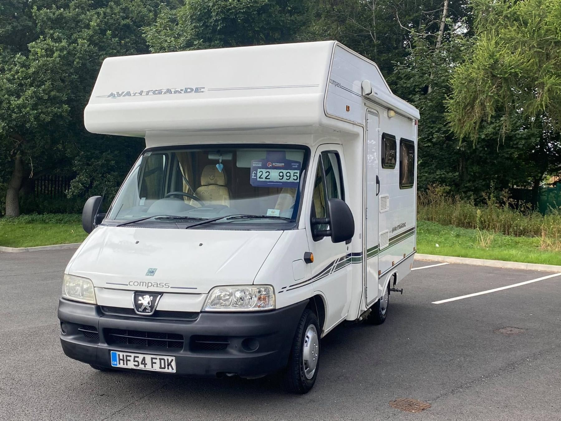 2004 Compass Avantgarde 200 White