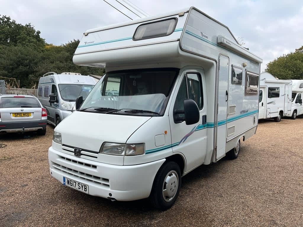 2000 Autohome Wayfinder White