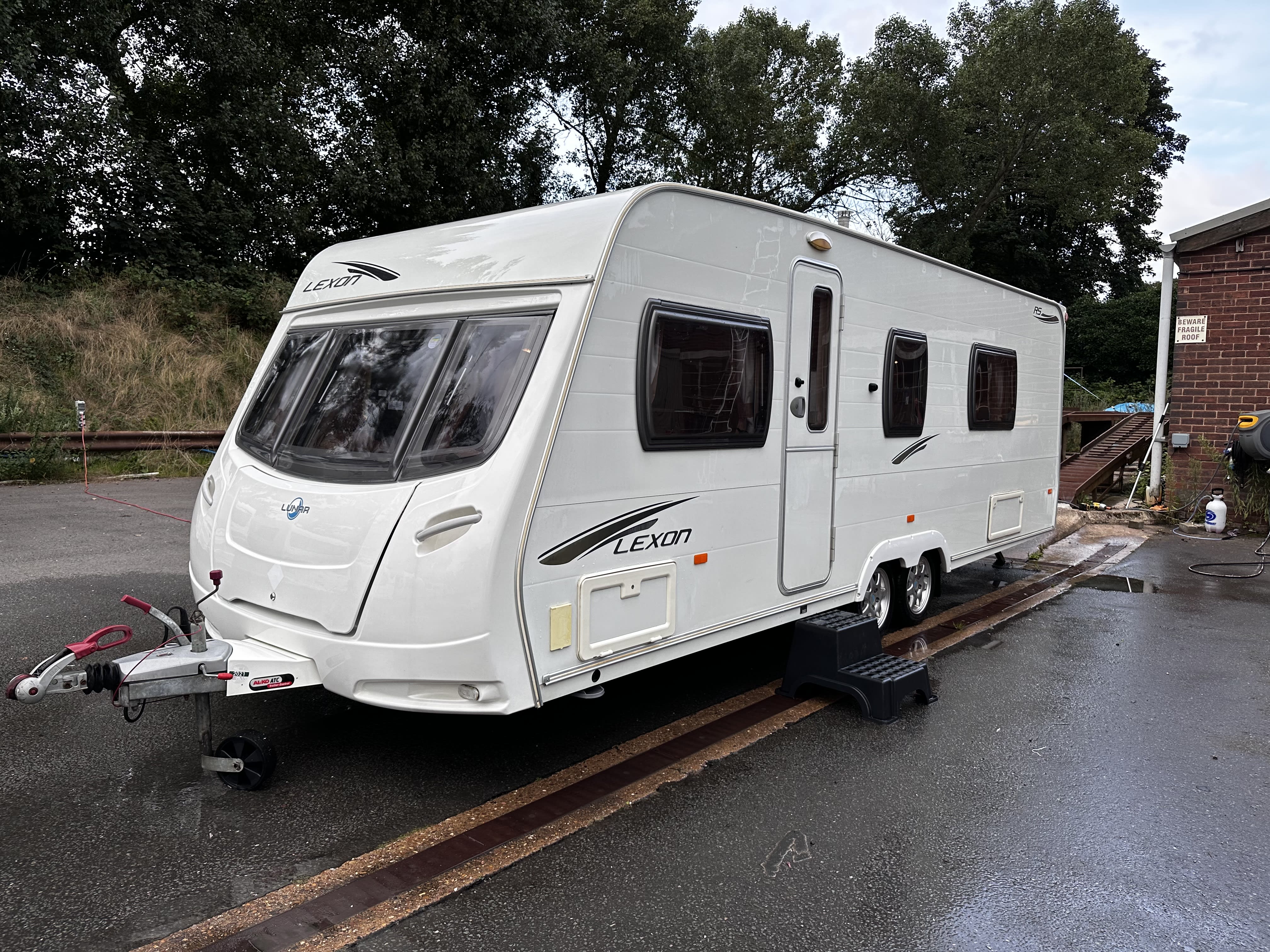 Lunar Lexon Rs 2010 Twin Axle 4 Berth Motor Mover Awning ...