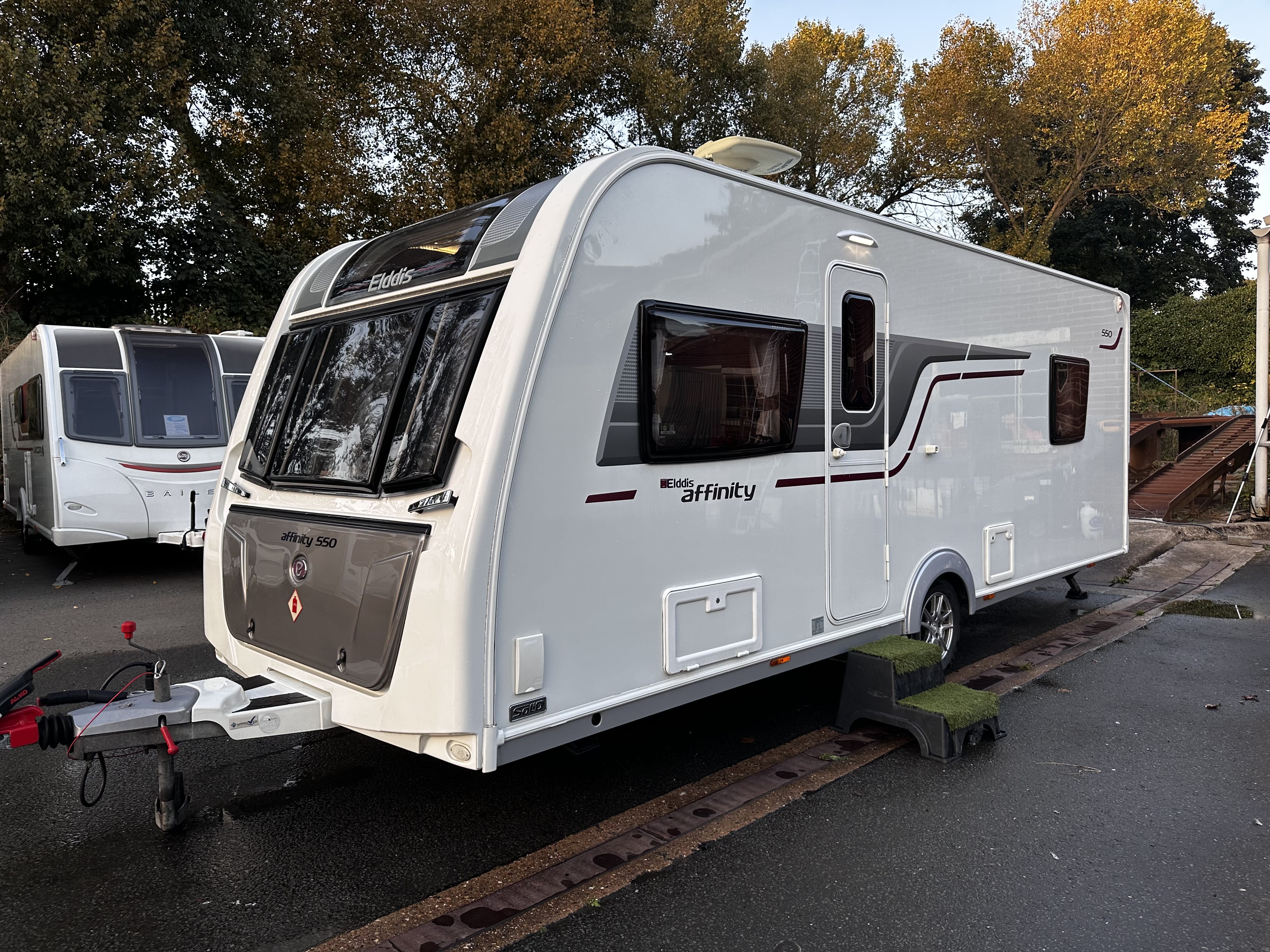 Elddis Affinity 550 2016 Island Rear Bed Middle Washroom ...