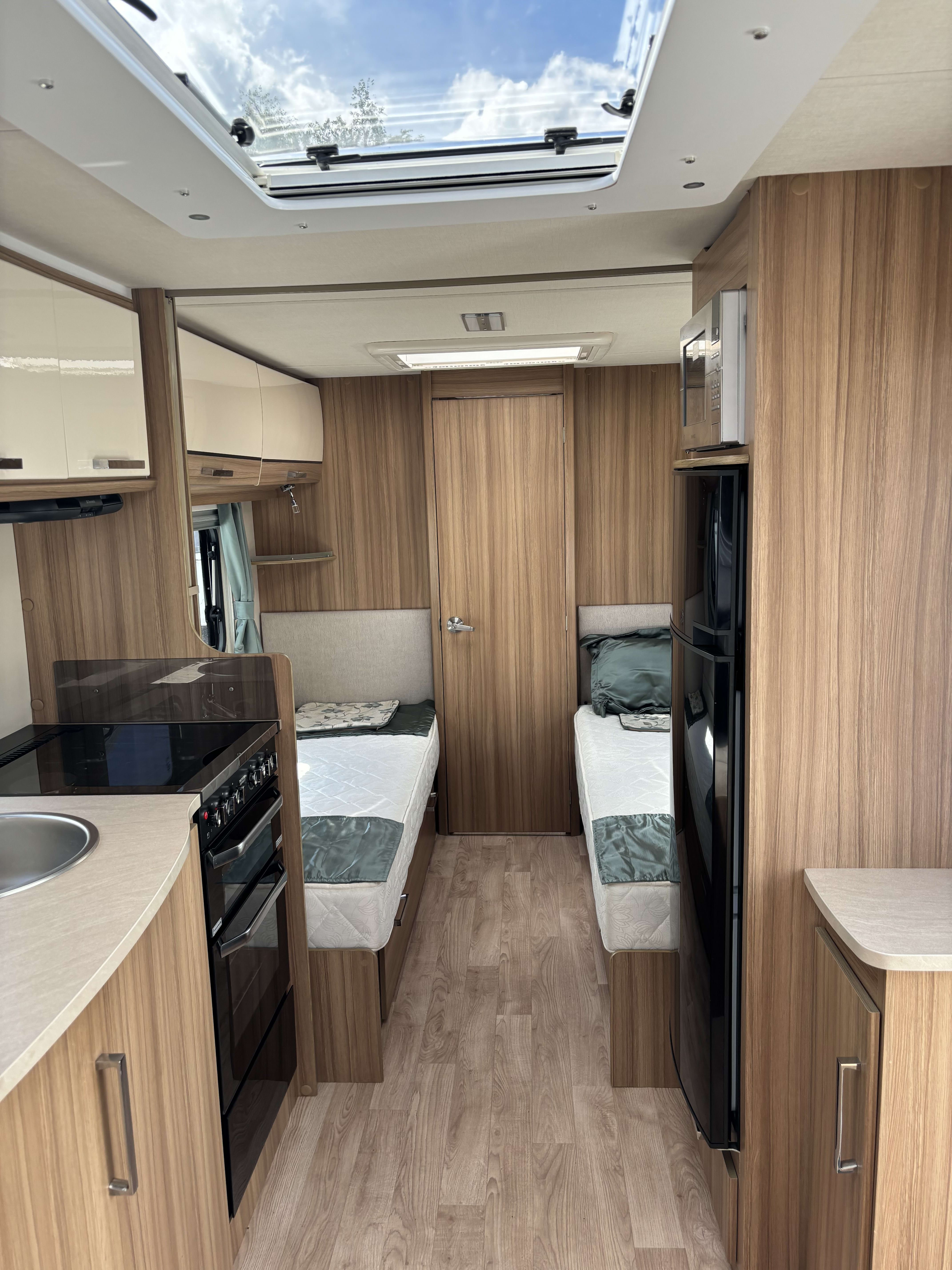 2016 Lunar Ultima 640 - Twin Axle Single Beds