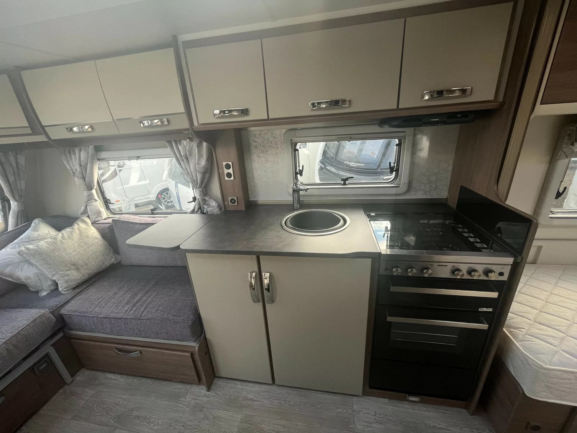 Lunar Alaria Ts (2019)