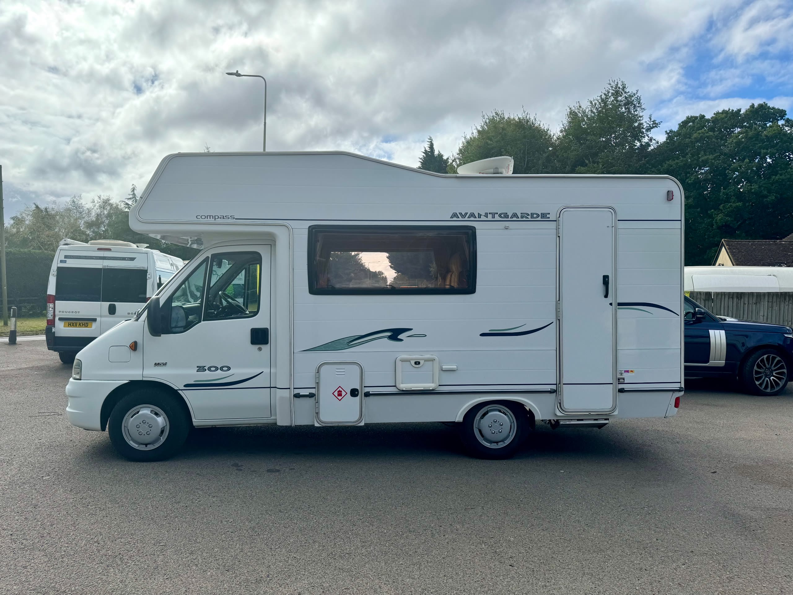 2005 Compass Avantgarde 130 White