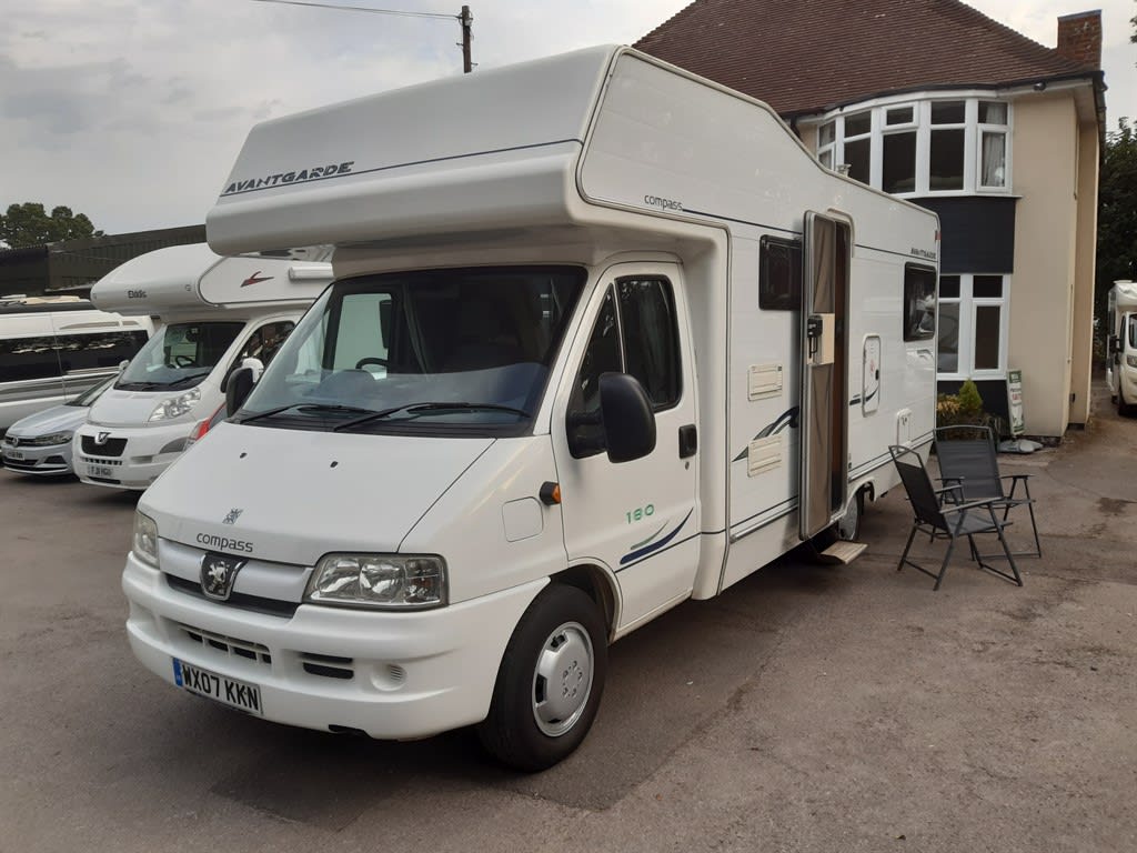 2007 Compass Avantgarde 180 White