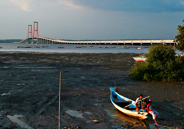Wisata perahu Suramadu