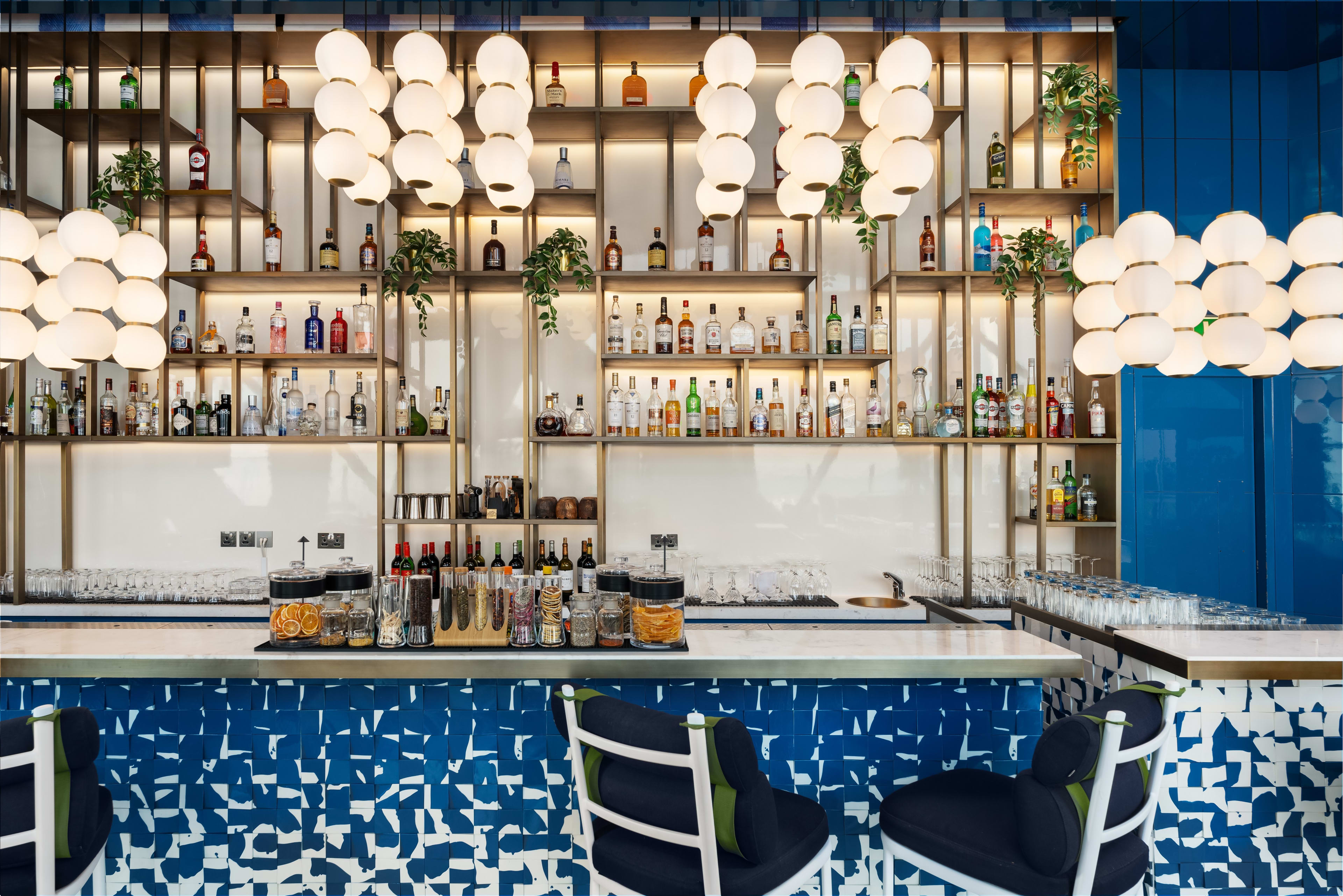 Best Cocktail Bar in Abu Dhabi | 18 Degrees Bar and Terrace | Andaz ...