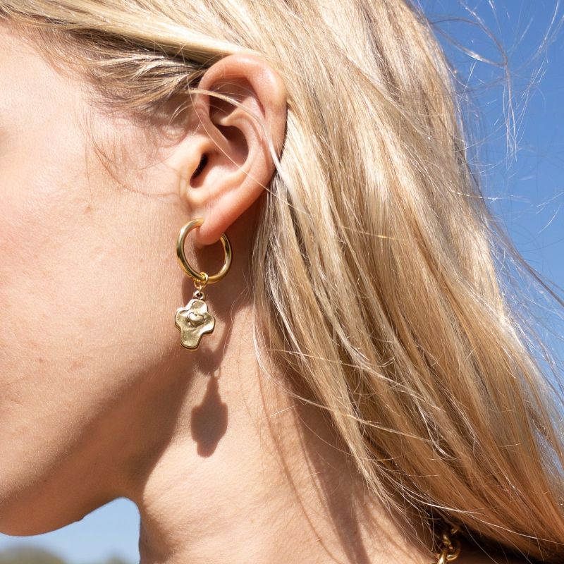 Gioia Gold Mini Cross Earrings | sccollection | Wolf & Badger