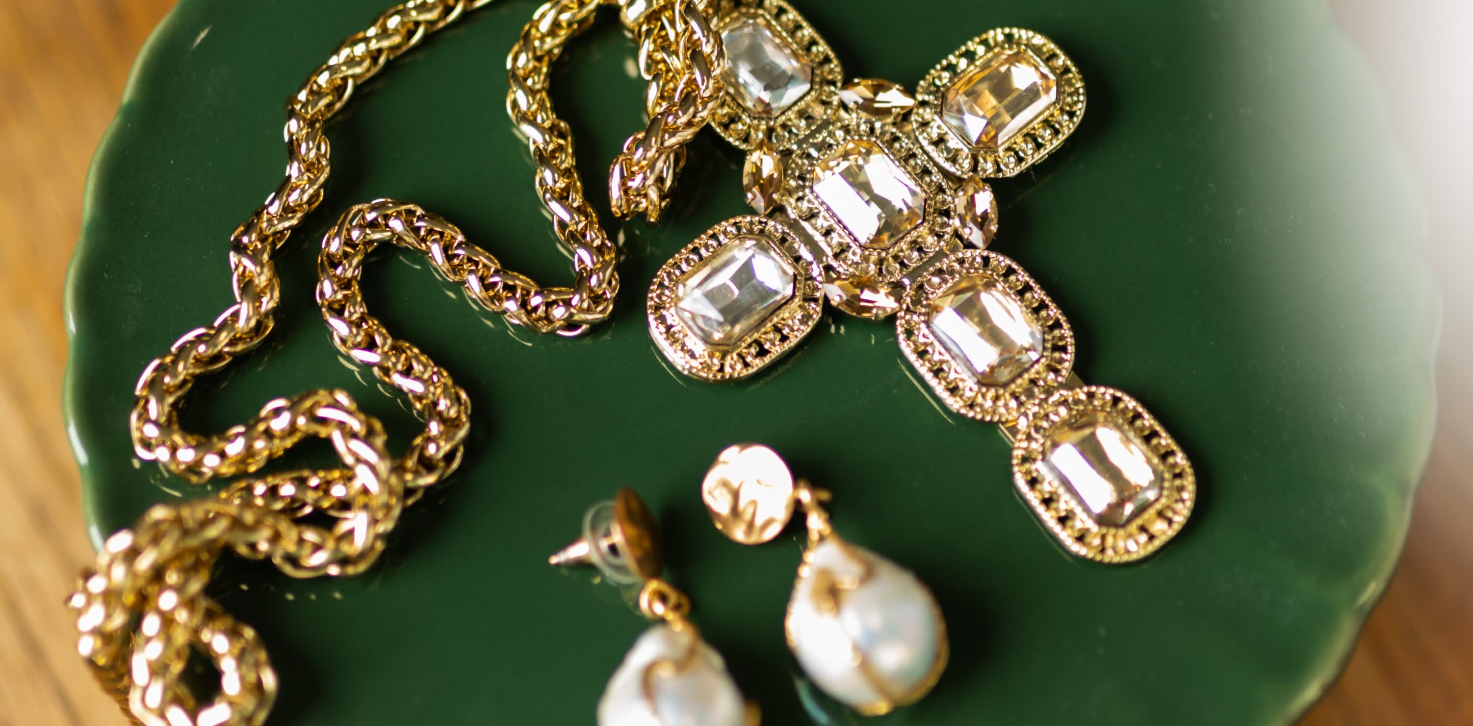 Celeste Ring With Emerald Crystal | Addicted2 | Wolf & Badger