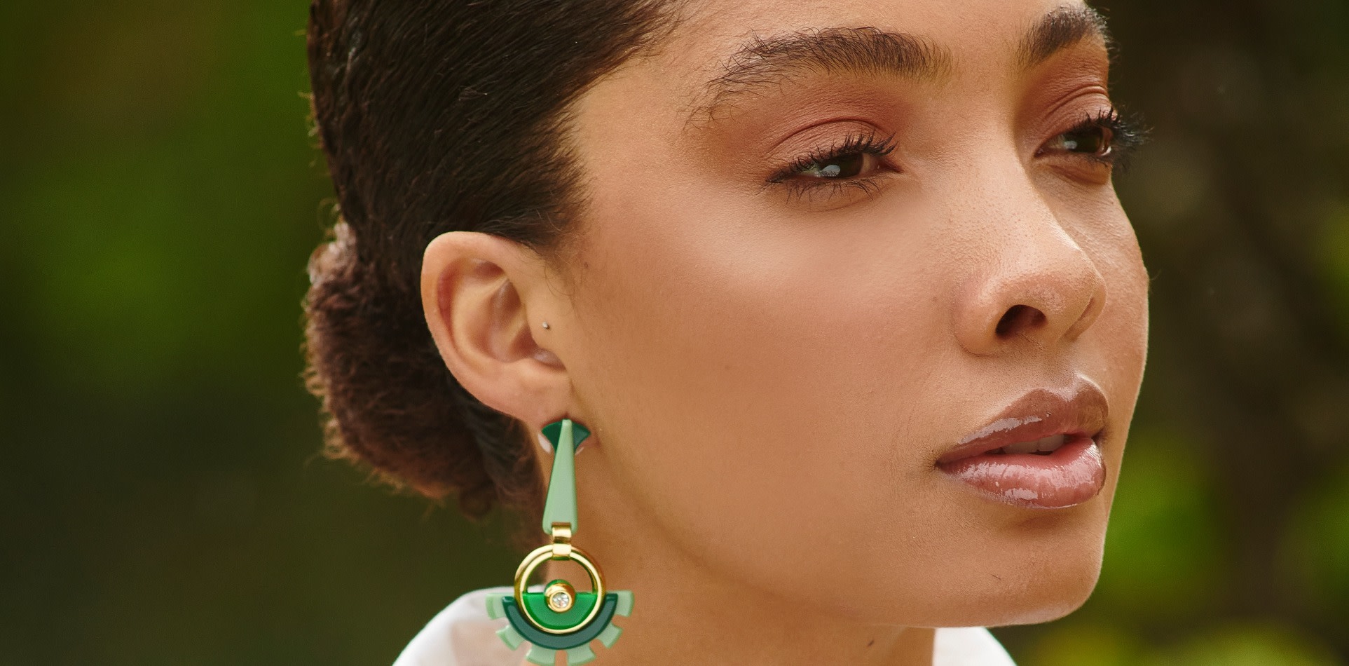 Acrylic Handmade Earring Flower Bee Nude | Gissa Bicalho | Wolf & Badger