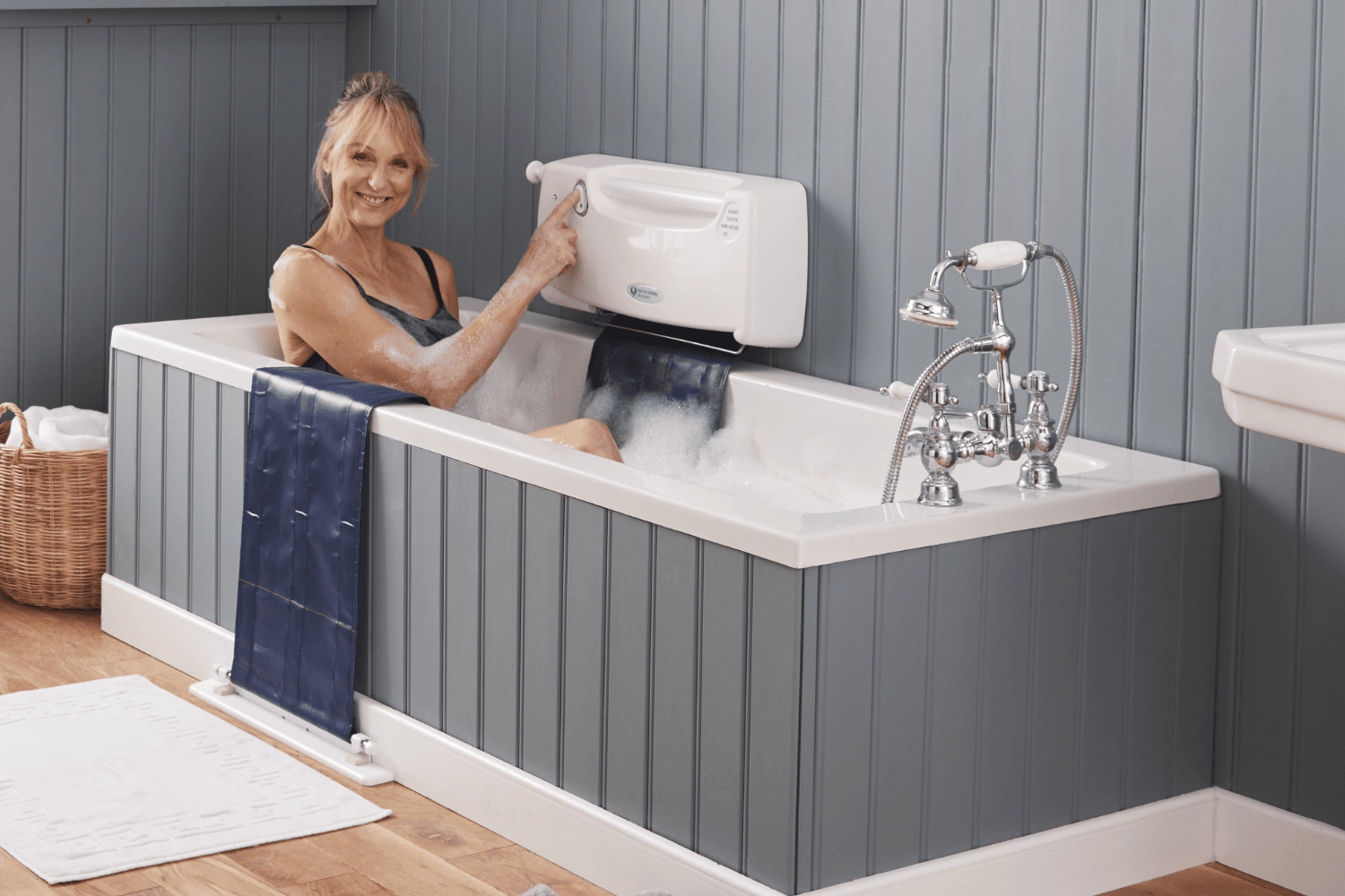 What are the Advantages of Bath Lifts for the Elderly? | Oak Tree Mobility