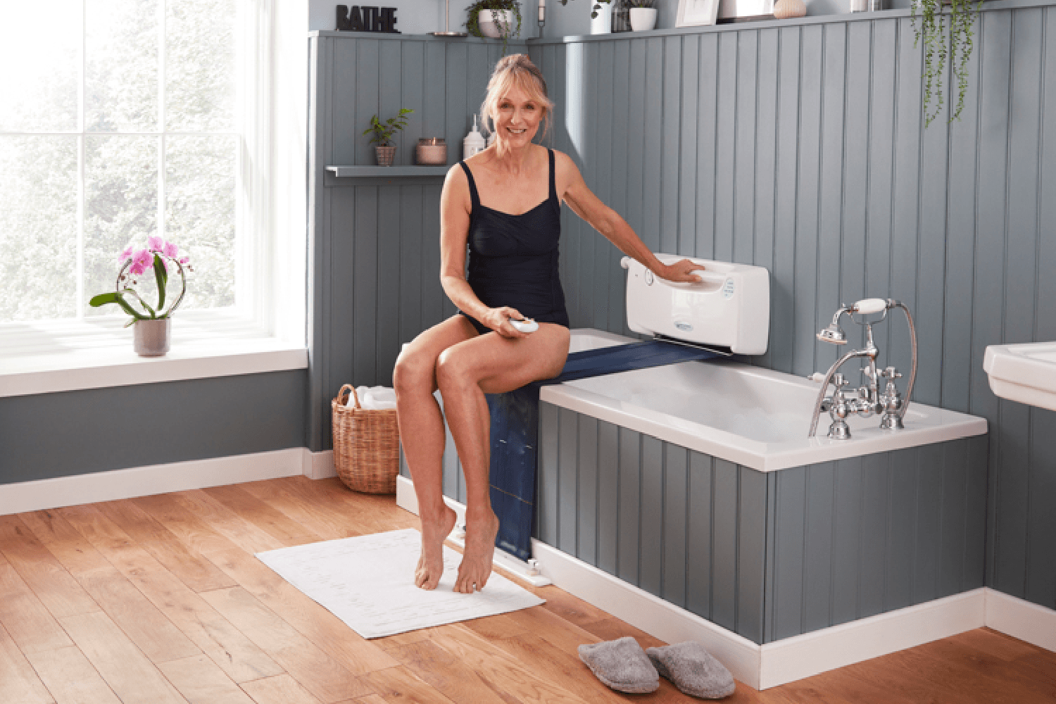 What are the Advantages of Bath Lifts for the Elderly? | Oak Tree Mobility
