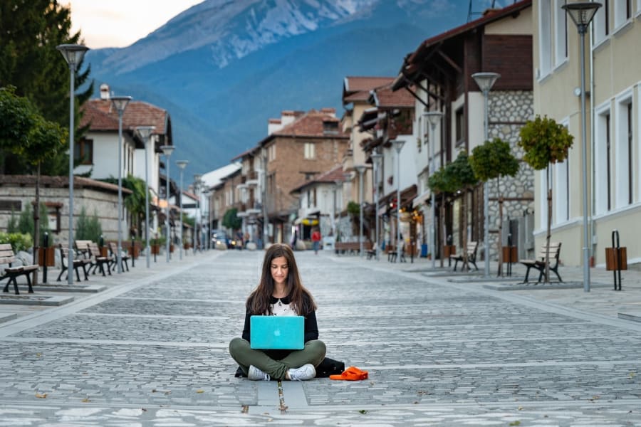 Is it possible to work remotely from another country? Find it out!
