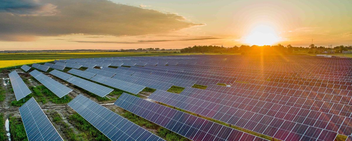 Twee keer meer geld naar schone energie dan naar olie en gas – MO*